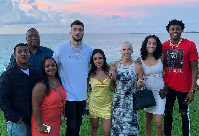 Zach Lavine: When will return| Basketball Reference| Parents - sportsjone