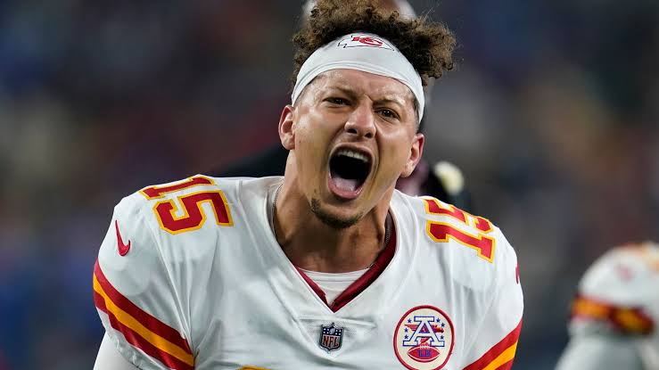 Patrick Mahomes: Whats on arm| Left arm bump| Diabetes - sportsjone