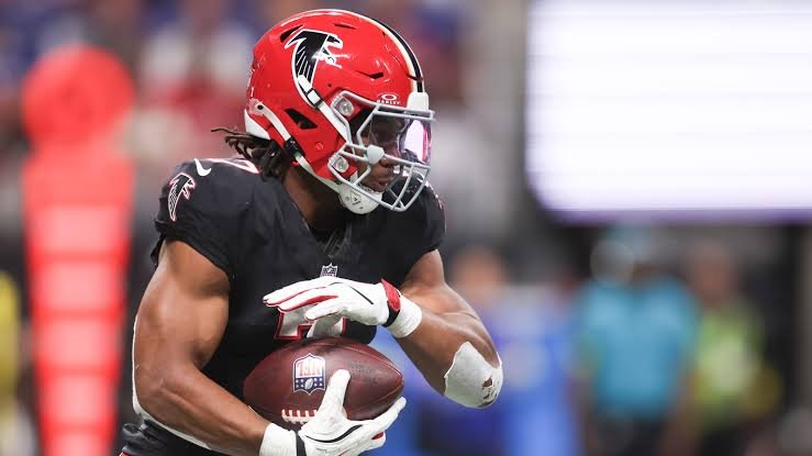 Bijan Robinson: Is playing today| Smear the queer| Receiving yards ...