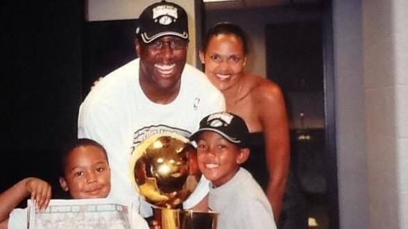 Mike Brown: Coach| Knicks| Wife| NBA| Coach wife| Finals| Kids - sportsjone